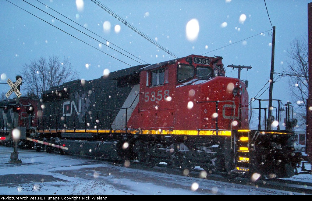 CN 5358 on train 930